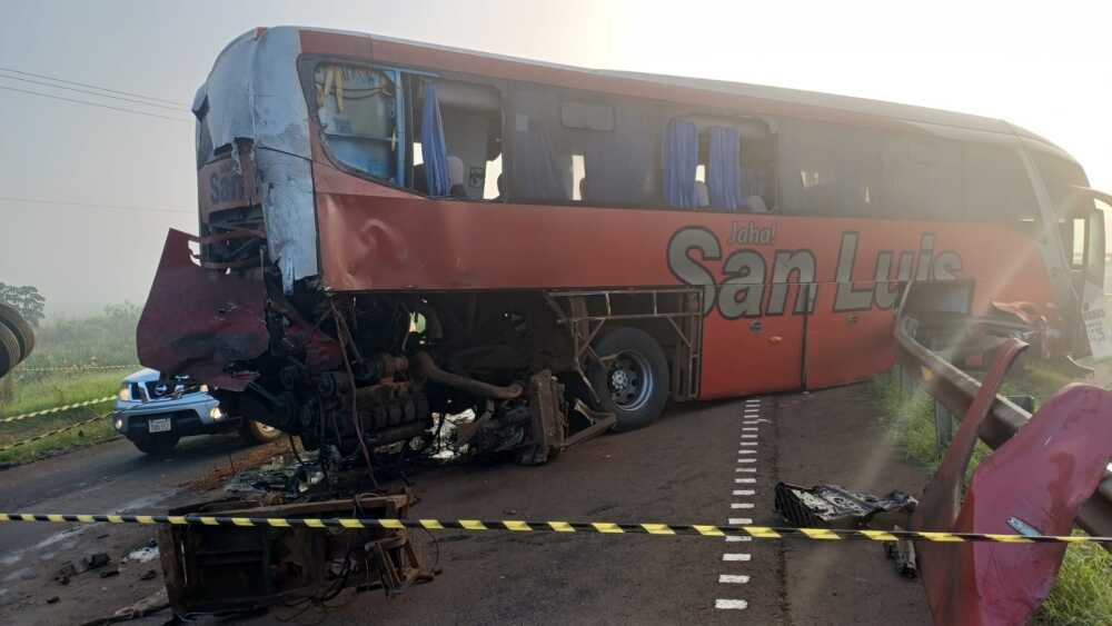 Choque De Camión Contra Un Bus De Pasajeros Deja Tres Fallecidos En Caaguazú Última Hora