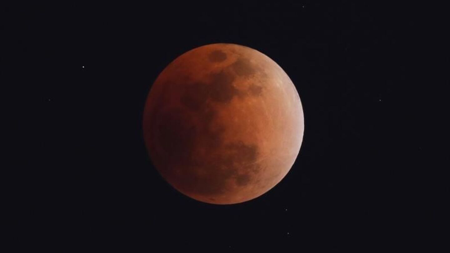 Después de tres años, una luna rojiza iluminará la Costanera de ... Después de tres años, una luna rojiza iluminará la Costanera de ...
