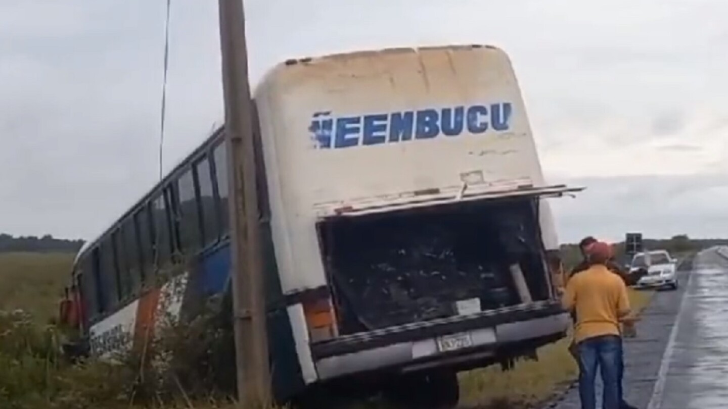 Ómnibus De Larga Distancia Sale De La Ruta Termina En La Banquina Y
